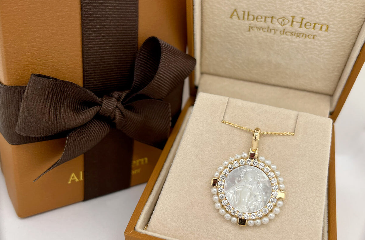 Medal 18kt Gold Mother Pearl Miraculous & Round Pearls Pendant – Albert Hern